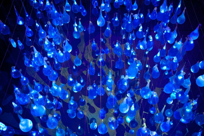 800 Glowing Blue Raindrops by Luzinterruptus | My Modern Met