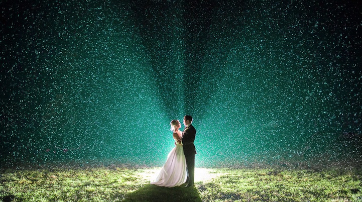 15 Bad Weather Wedding Photos That Are Beautifully Backlit | My Modern Met