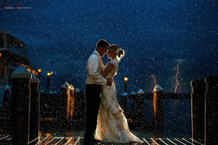 15 Bad Weather Wedding Photos That Are Beautifully Backlit | My Modern Met