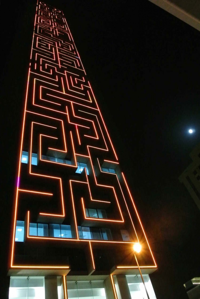 World’s Largest Vertical Maze Illuminated With Thousands of LED Lights ...