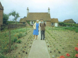 Loving Elderly Couple Took Photo Together in Same Spot Every Month ...