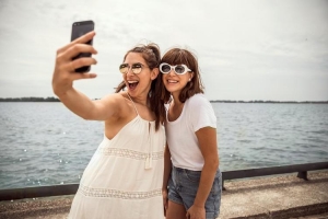 Selfitis is a Mental Disorder Say Researchers Studying Selfie Obsession