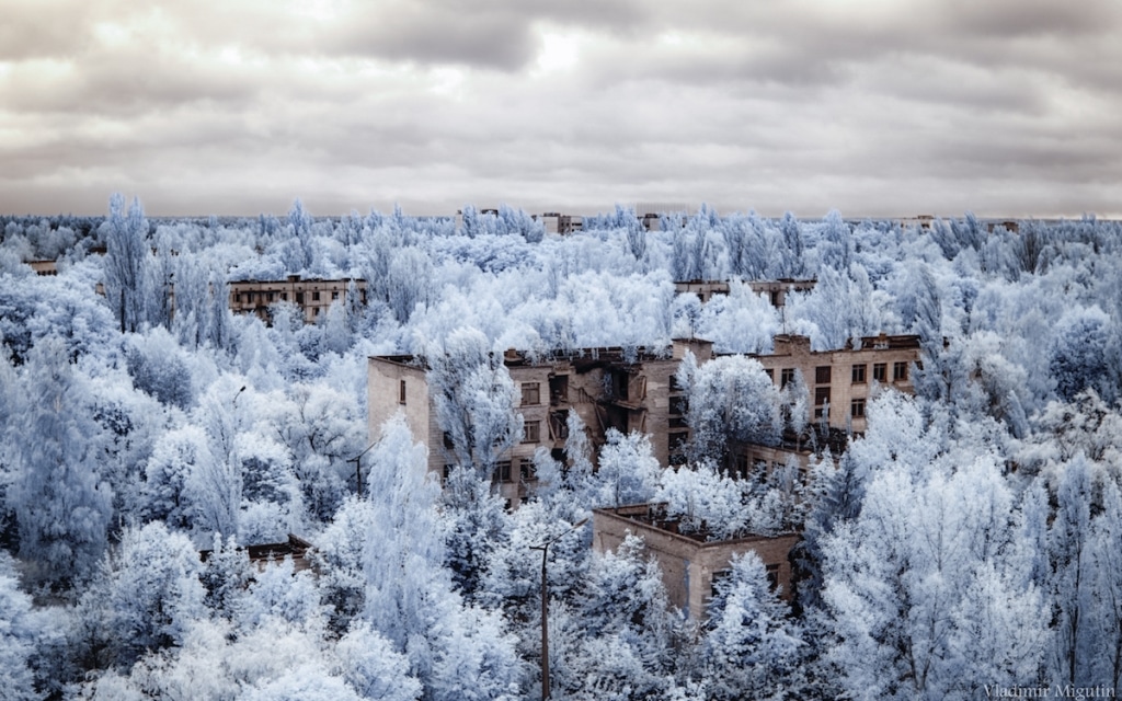 Photographer Visits Chernobyl With His Infrared Camera, Captures ...