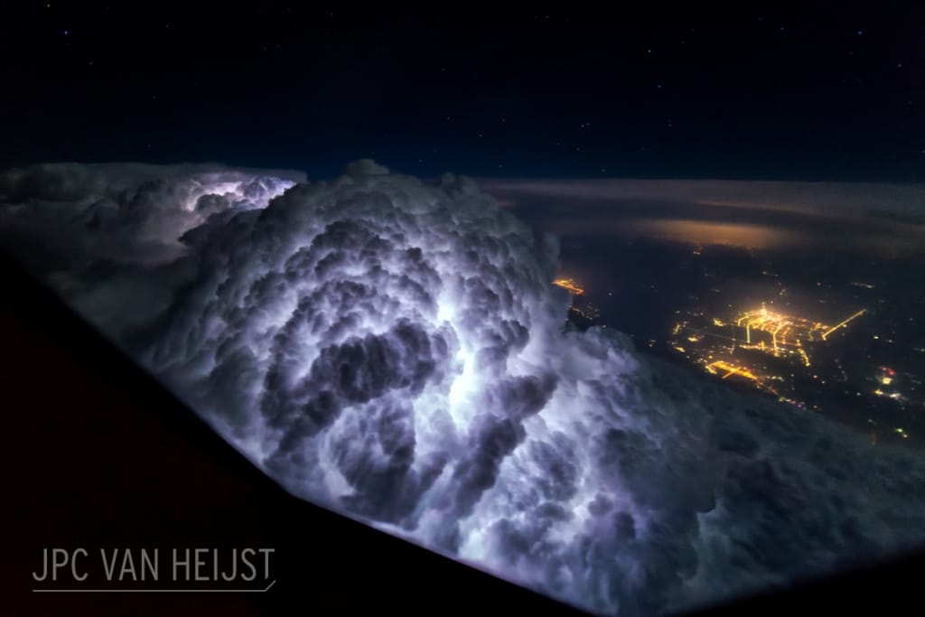 Pilot Reveals How Dramatic Thunderstorms Look From Above the Clouds ...