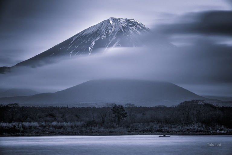 Photographer Captures the Enchanting Beauty of Mount Fuji at Dawn