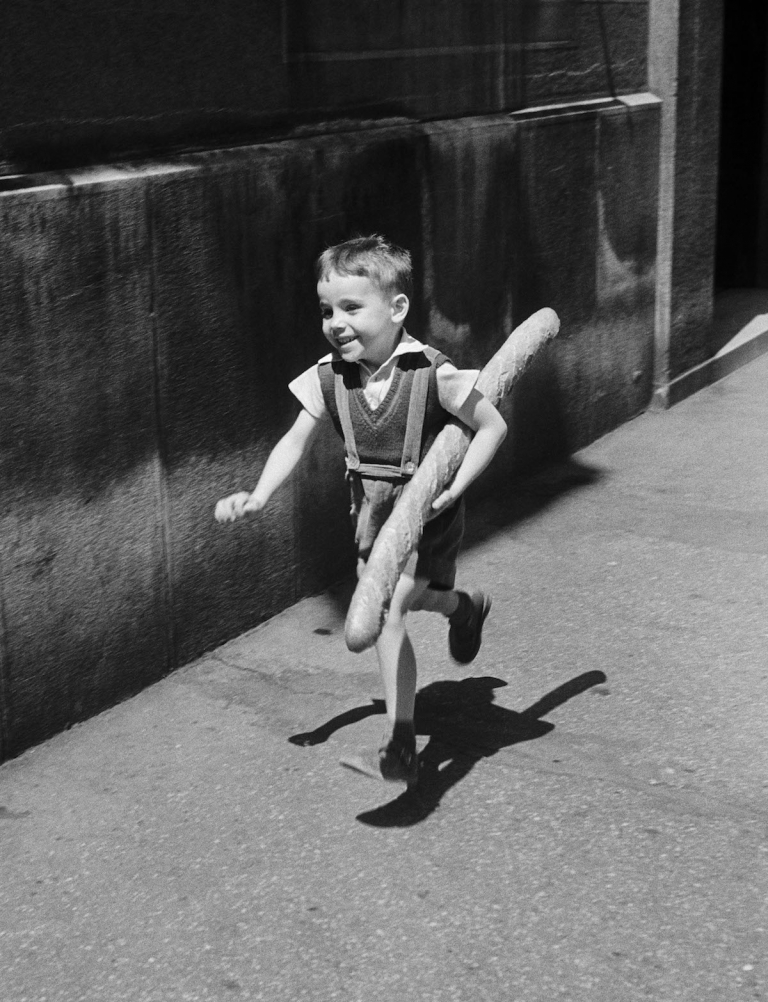 A Humanist View of Paris Through Willy Ronis' Street Photography
