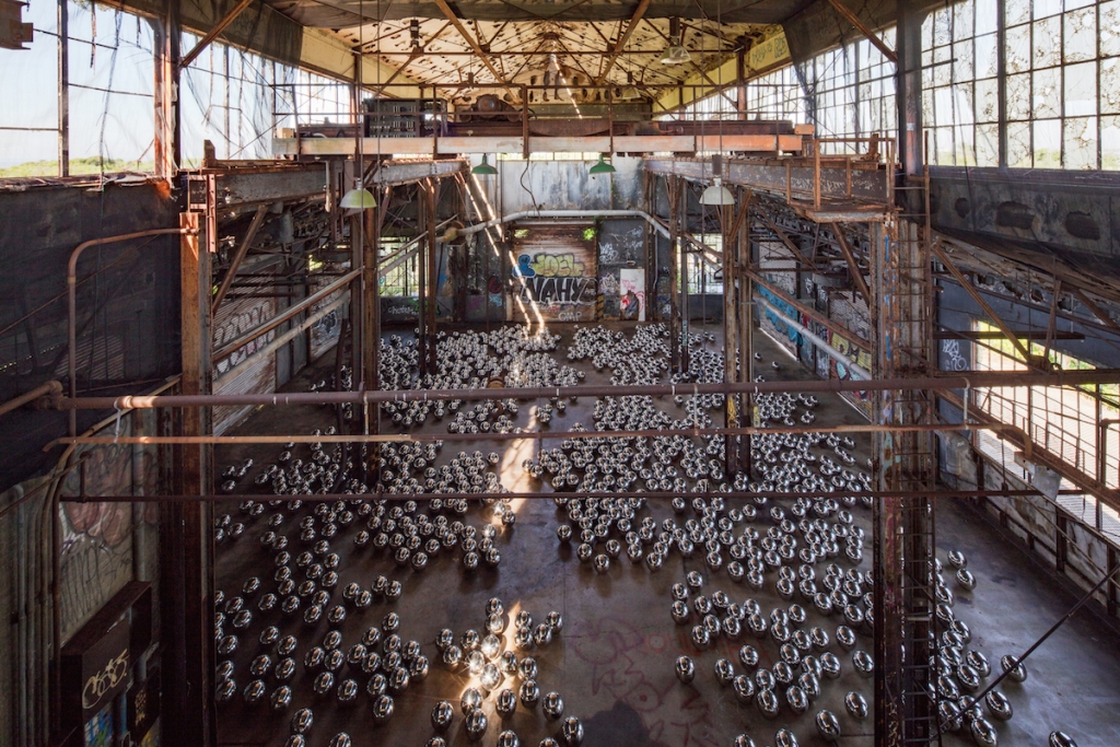 Yayoi Kusama Installation Fills Abandoned Building With 1,500 Mirrored ...
