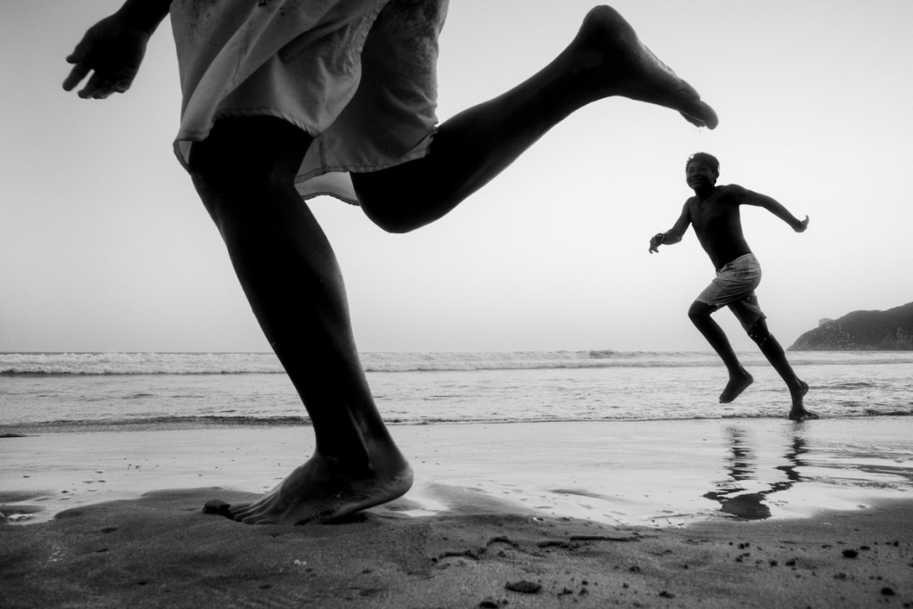 Photographer Uses Forced Perspective to Transform Ordinary Beaches Into ...