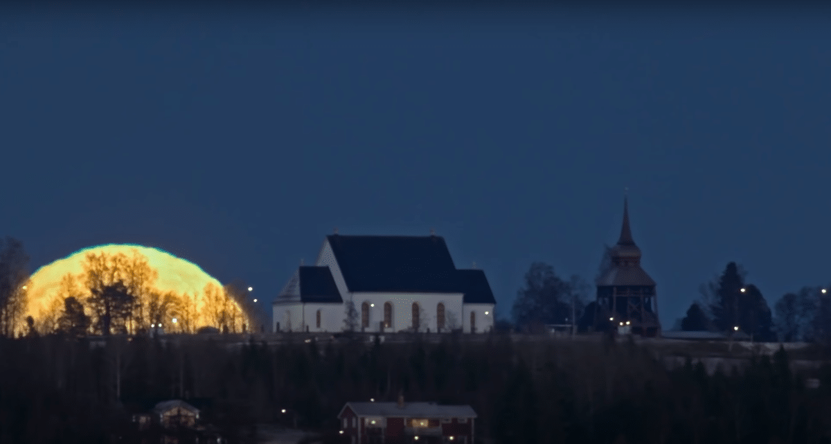 Interview: The Story Behind This Perfect Photo of a Full Moon ...