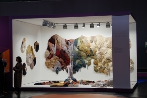 Arte textil inspirado en el océano captura la diversidad de los corales