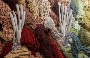 Arte textil inspirado en el océano captura la diversidad de los corales