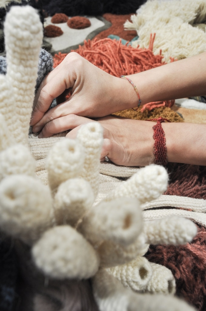 Arte textil inspirado en el océano captura la diversidad de los corales