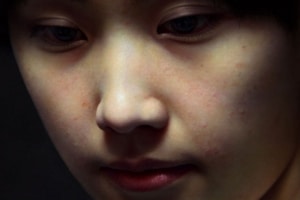 Le Peintre Leng Jun est le Maître des Portraits Hyperréalistes