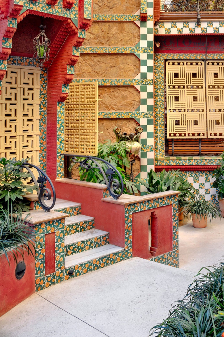 Explora los detalles de la colorida Casa Vicens con estas fotografías