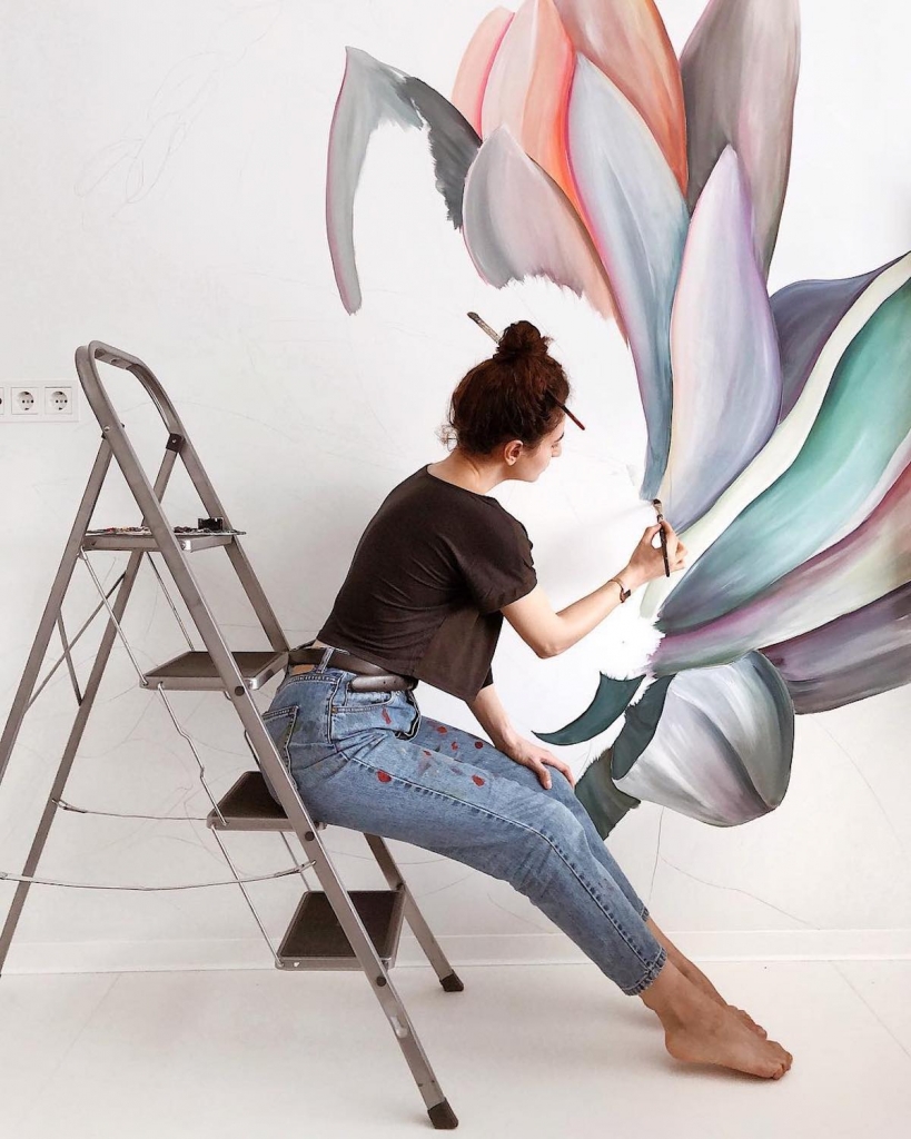Hermosos murales de flores dan personalidad floreciente a cualquier pared