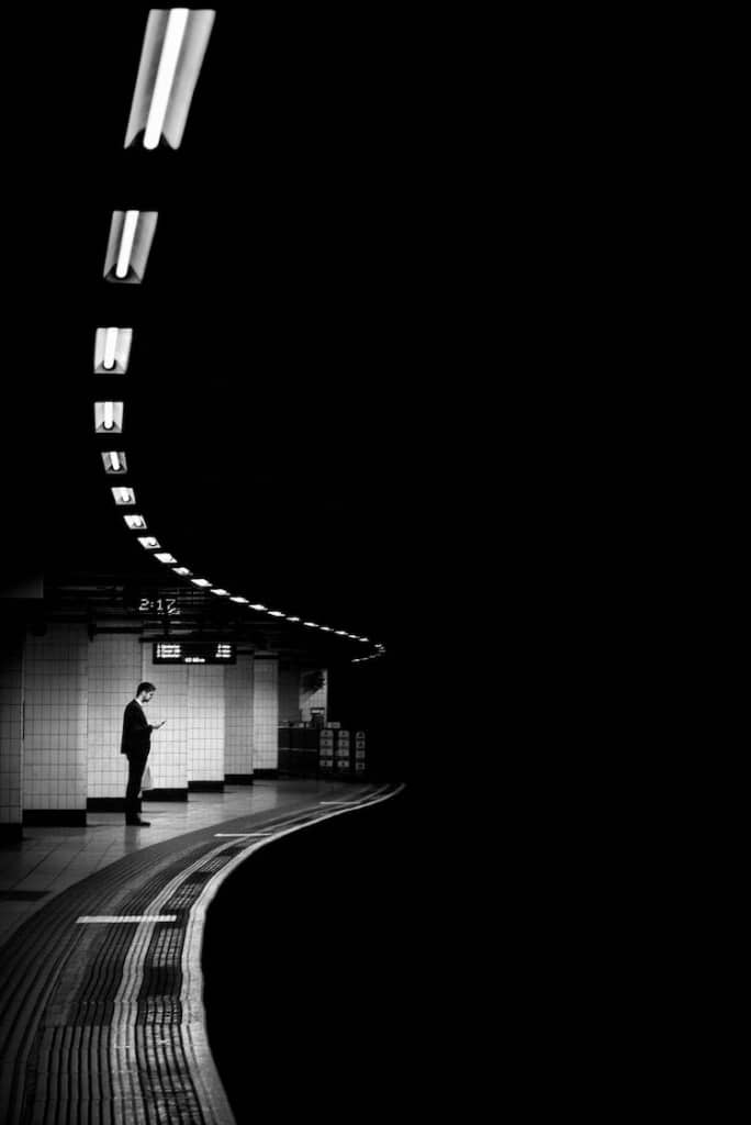 The Dramatic Black and White Street Photography of Alan Schaller