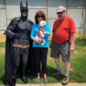 "Batman" usa su batimóvil para transportar animales rescatados