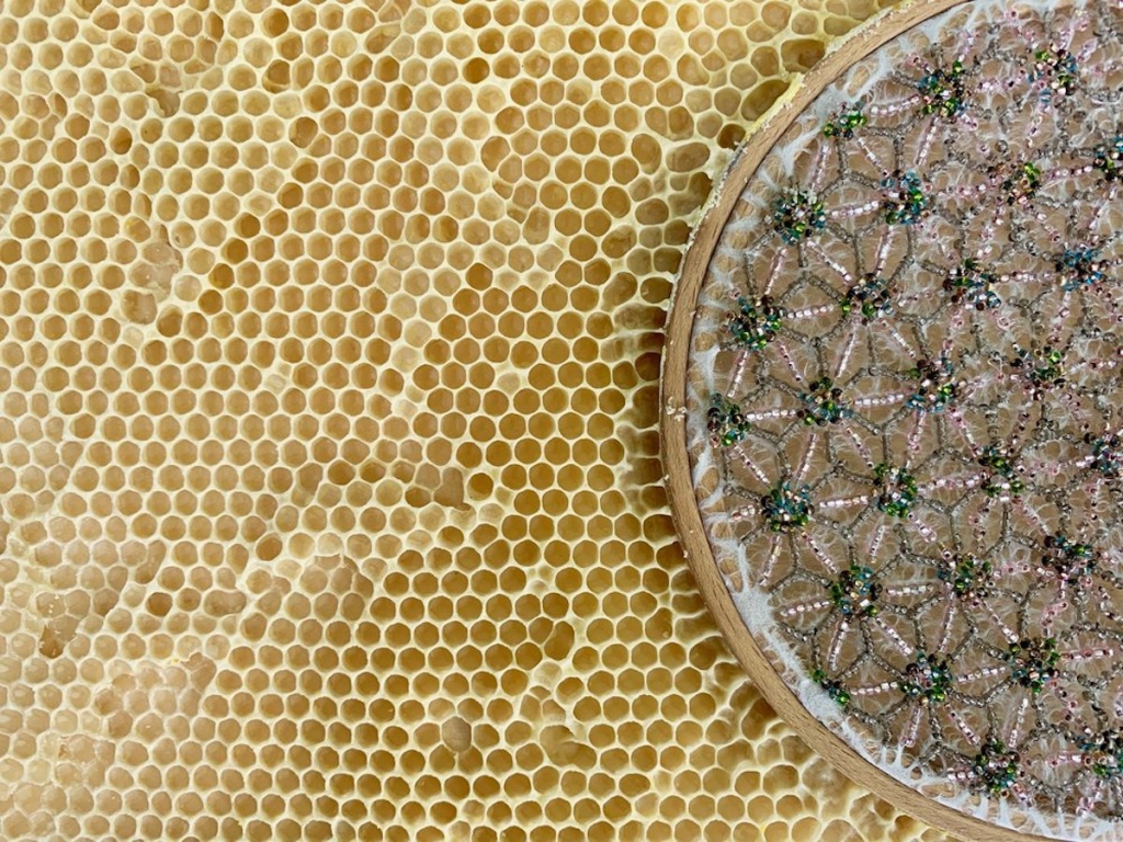 Des Abeilles Mellifères Collaborent À La Broderie De Cette Artiste