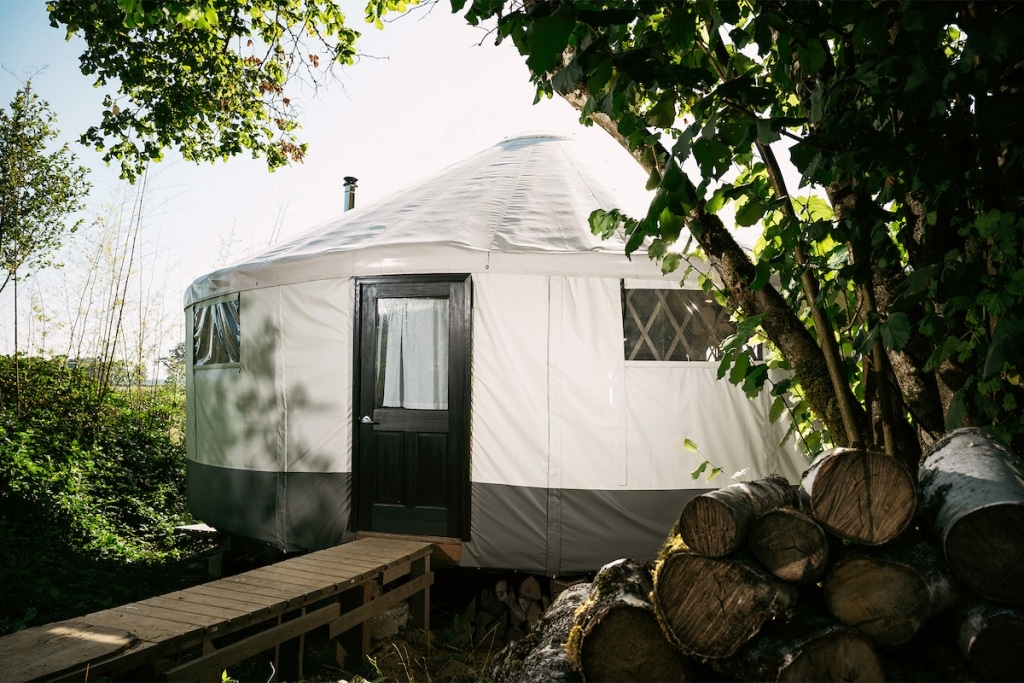 Cineasta deja su vida de nómada para construir una yurta moderna