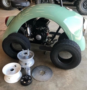 Diseñador transforma un VW Beetle vintage en una adorable mini bicicleta
