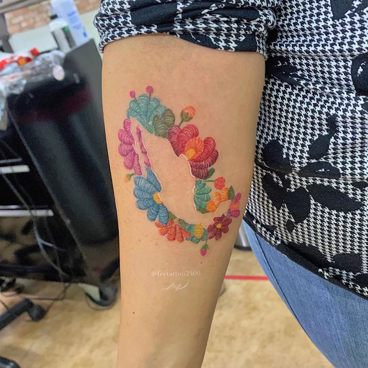 Mexican Tattooist Stitches Colorful Floral Tattoos Inspired By Her Mexican Tattooist Stitches Colorful Floral Tattoos Inspired By Her