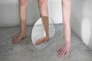 Fotos artísticas con espejos que distorsionan el cuerpo humano