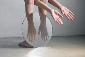 Surreal Mirror Photography Distorts the Body Into Alien Beings