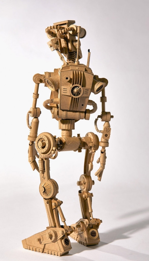 Estos robots de cartón con luces LED parecen personajes de una película