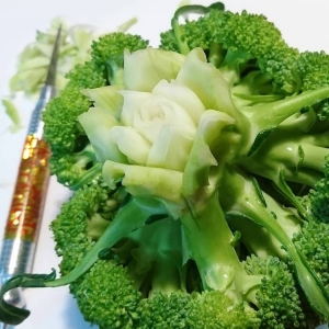 Food Artist Hand-Carves Intricate Patterns into Fruit and Veg