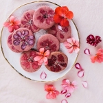 Esta repostera crea hermosas galletas con flores comestibles prensadas