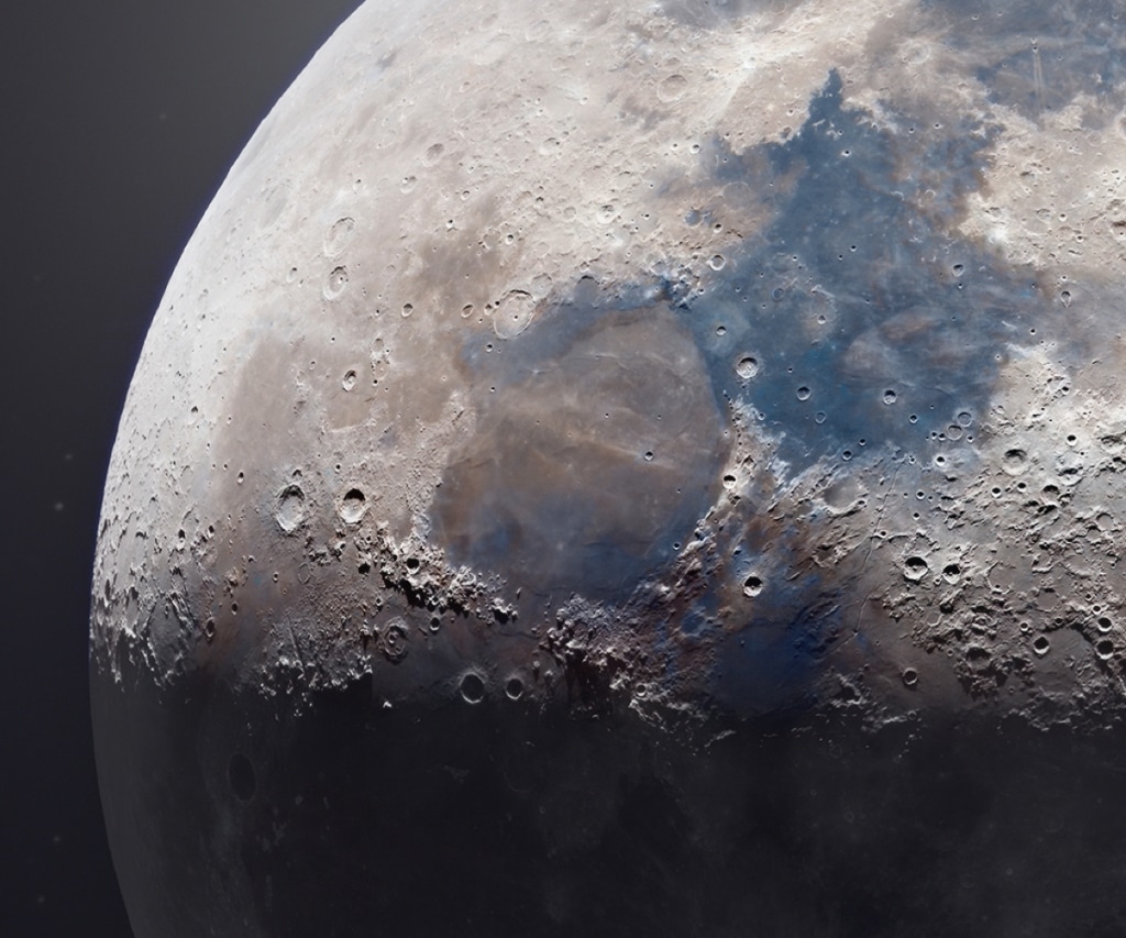 Stunning 85-Megapixel Photograph of the Moon Made from 24,000 Photos