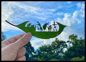 Japanese Artist Meticulously Hand-Carves Incricate Leaf Art