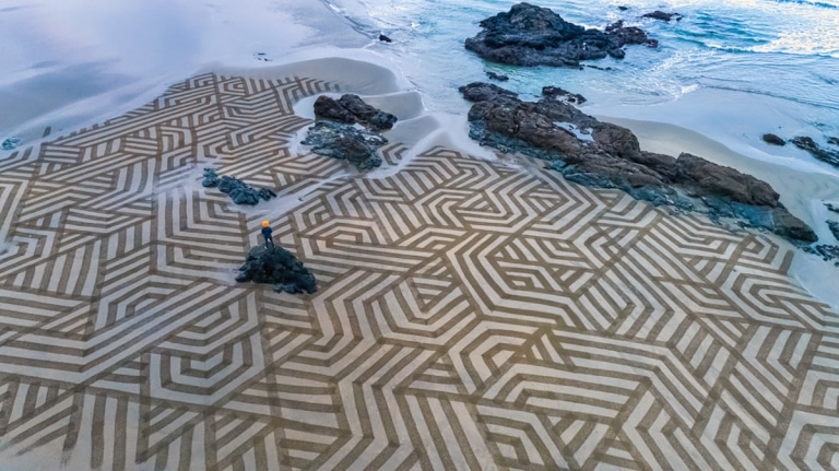 Artist Draws Mesmerizing Patterns on Sandy Beaches