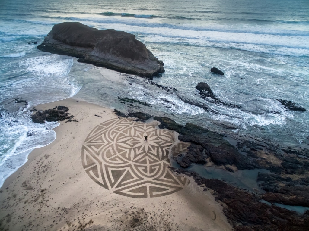 Artist Draws Mesmerizing Patterns on Sandy Beaches