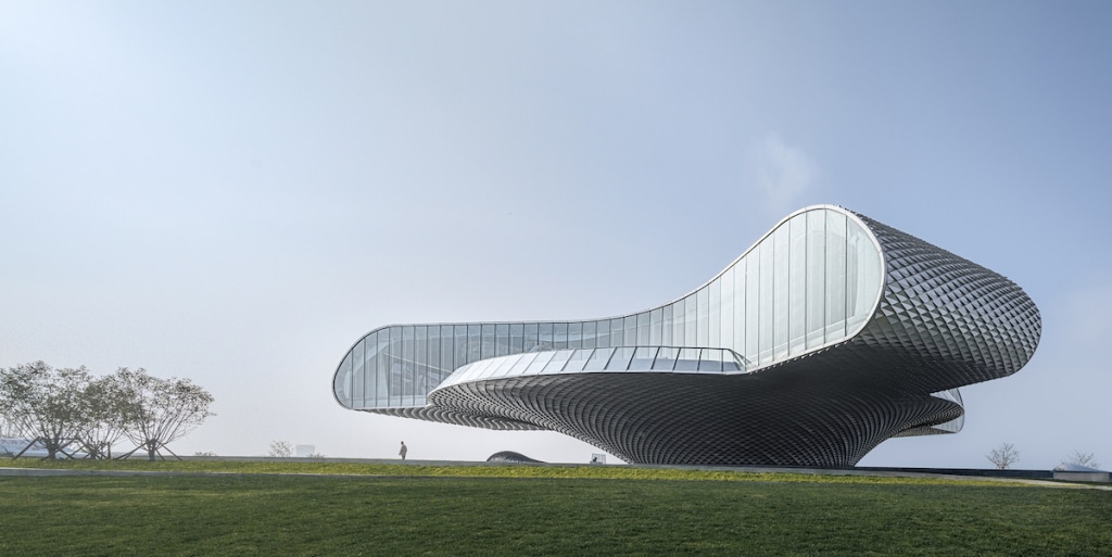 This Wave-Shaped Art Museum in China Is Covered With 13,000 Aluminum ...
