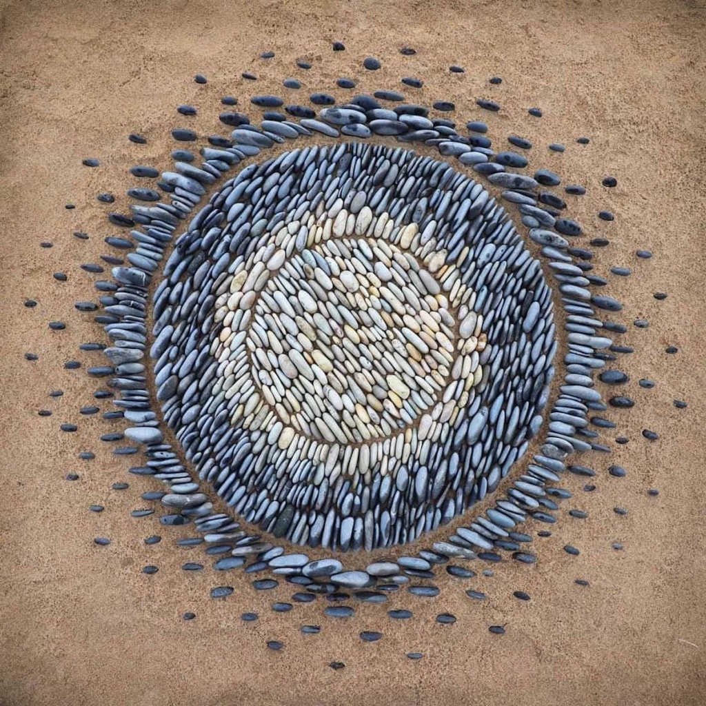 Artist Adorns Beaches With Mesmerizing Arrangements of Rocks