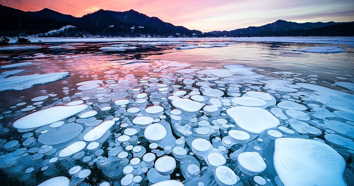 [B! photo] Ethereal Ice Bubbles on the Surface of a Mystical Lake in ...