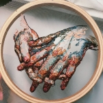 Estos bordados etéreos en tul transparente parecen flotar en el aro