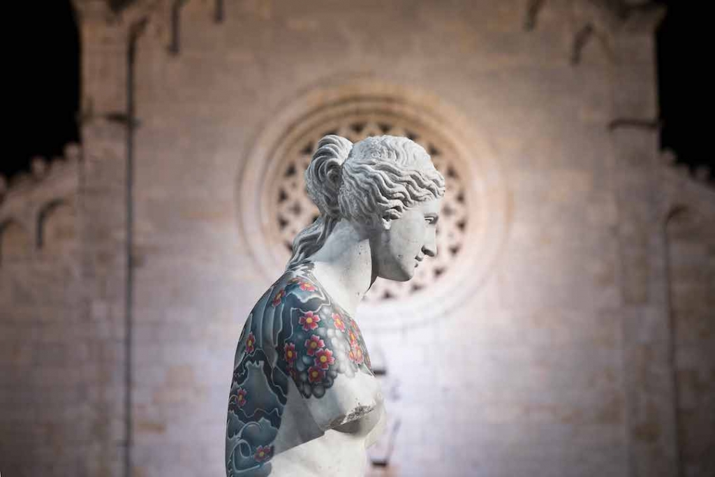 Artista reinventa las esculturas de mármol con tatuajes contemporáneos