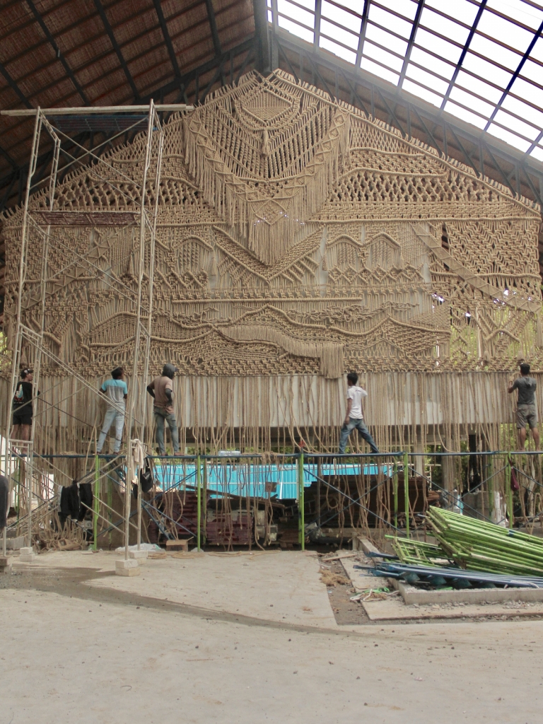 Agnes Hansella crea una gigantesca instalación de macramé en Bali