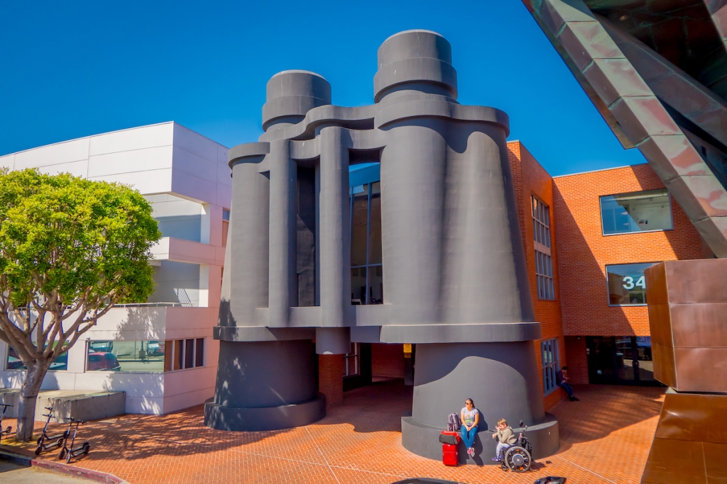 5 Edificios que capturan el lado divertido de la arquitectura posmoderna