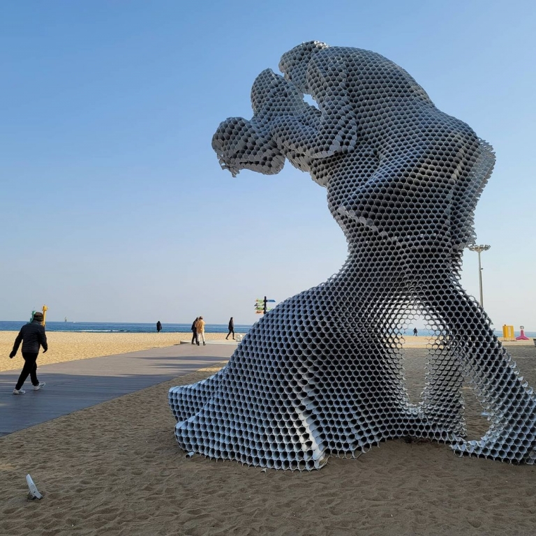 Sculptor Creates Mesmerizing Sculptures from Hundreds of Metal Pipes