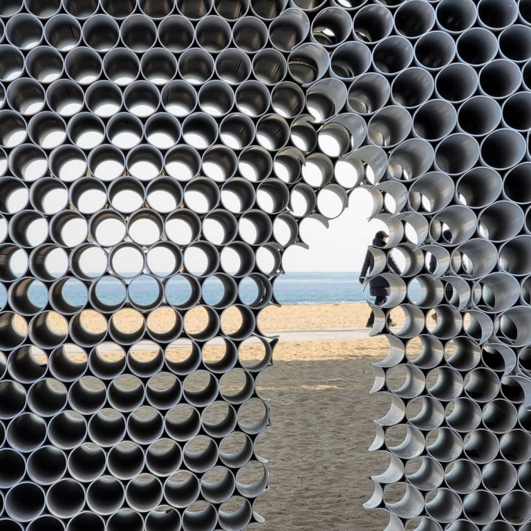 Sculptor Creates Mesmerizing Sculptures from Hundreds of Metal Pipes