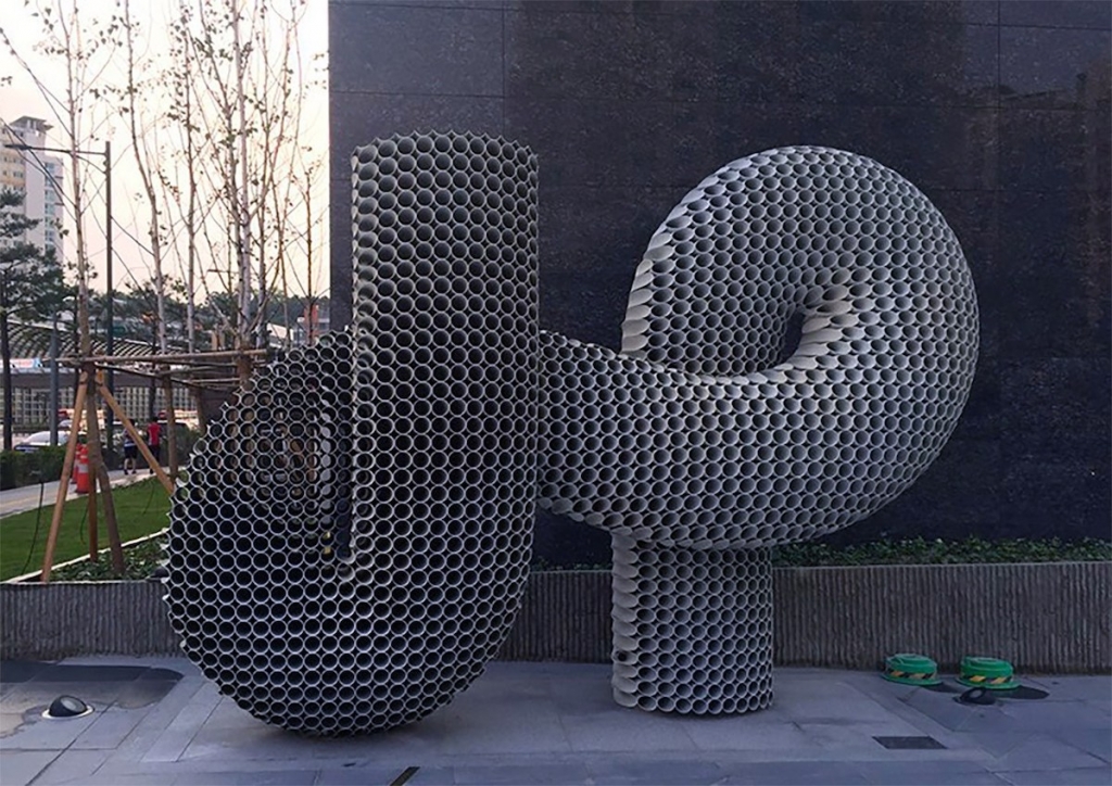 Sculptor Creates Mesmerizing Sculptures from Hundreds of Metal Pipes