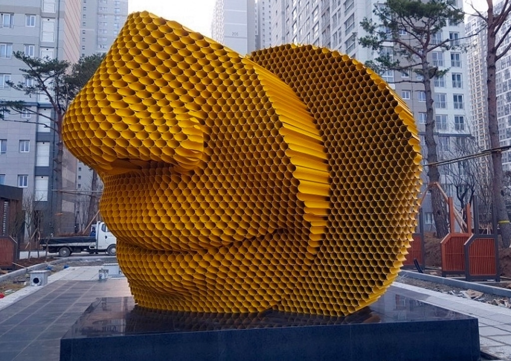 Sculptor Creates Mesmerizing Sculptures from Hundreds of Metal Pipes