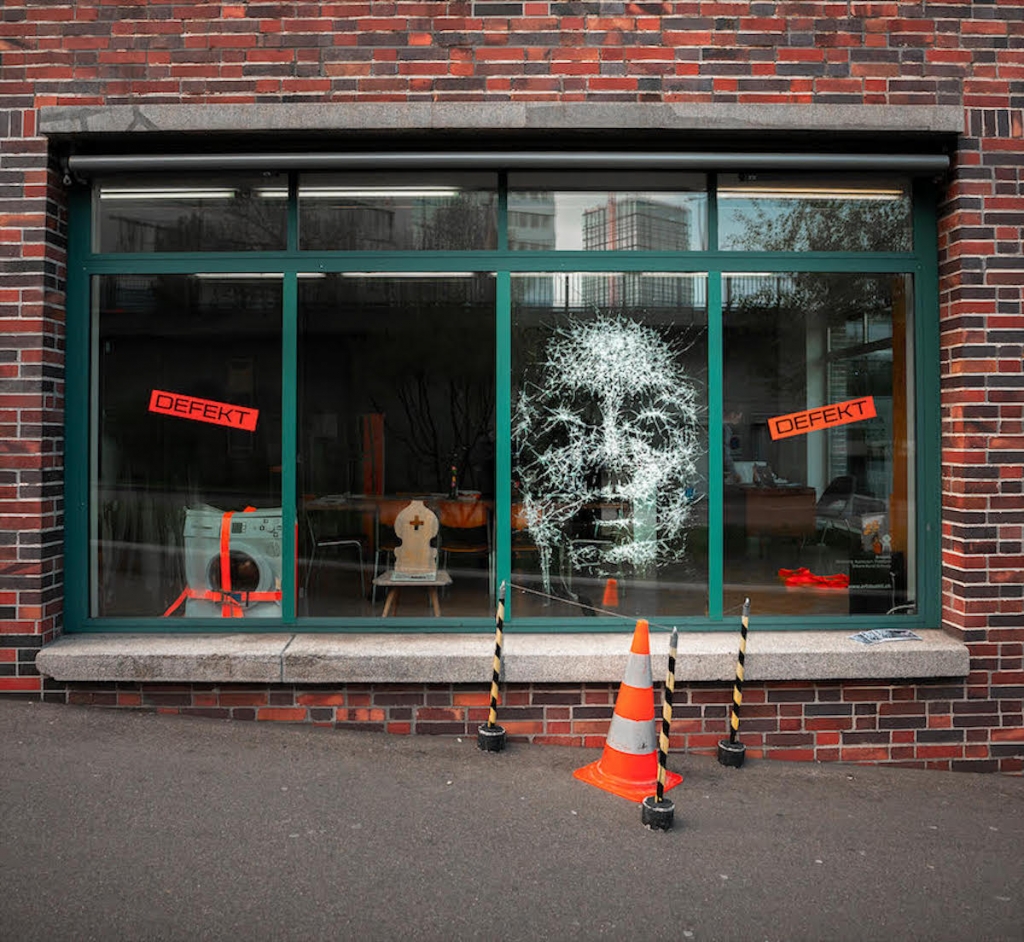 Artist Simon Berger Creates Portraits Using Shattered Glass Art