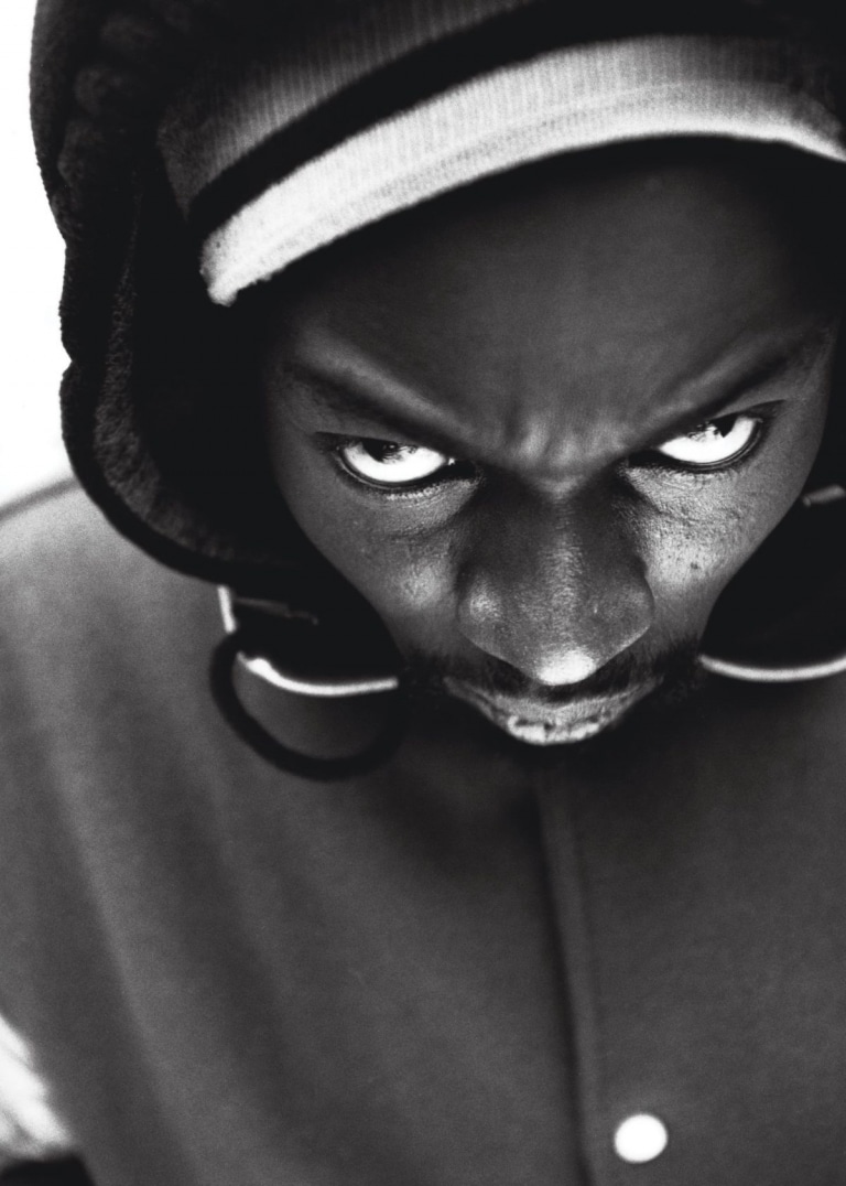 El artista callejero JR es homenajeado en una importante exposición