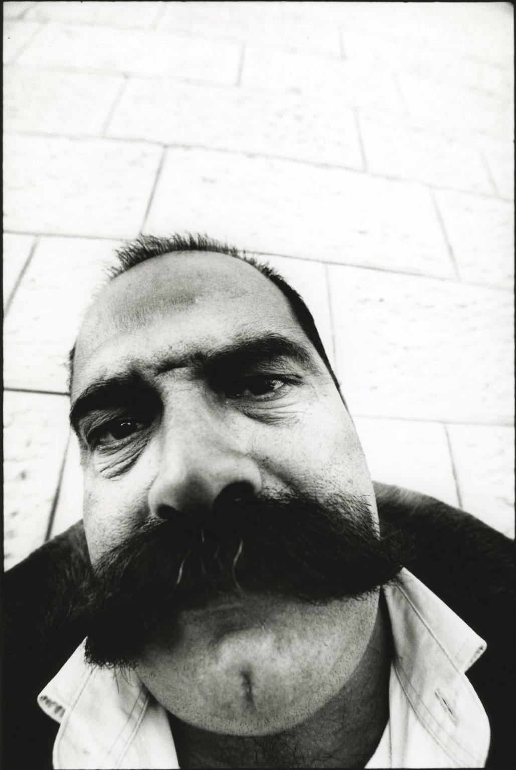 El artista callejero JR es homenajeado en una importante exposición