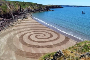 Cet artiste transforme sa plage locale en créant du Land Art sur ses rives