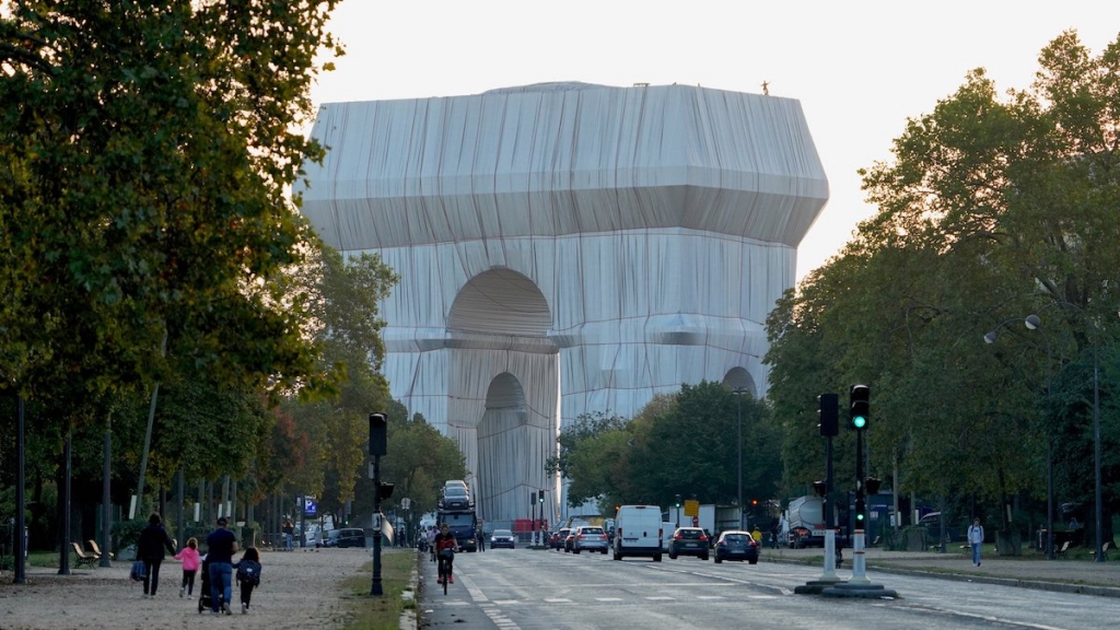 Paris’ Iconic Arc de Triomphe Gets Wrapped in Shimmering Fabric | My ...